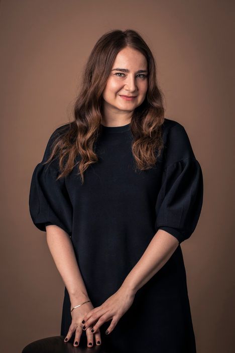 Laura Lennesin romaani Vaimomateriaali on satiiria Instagram-pinnan ja ...