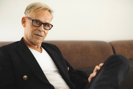 Kirja: Toivo Sukarin Eeva-vaimoa puukotettiin kostean mökki-illan ...