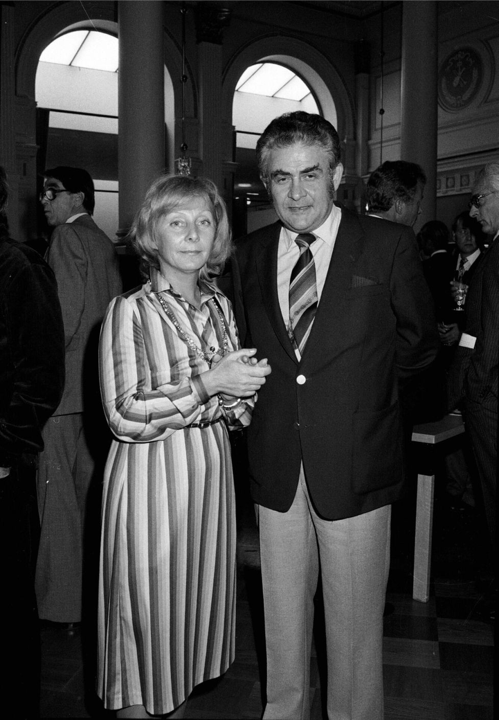 Kirja: Seela Sella kertoo, miksi hän petti Elis-aviomiestään - Ilta-Sanomat