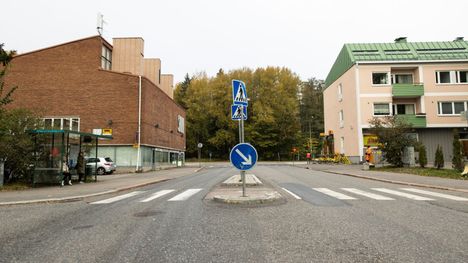 Liikenteenjakajan merkki kaatuu usein Maunulassa – Facebook-sivuilla ...