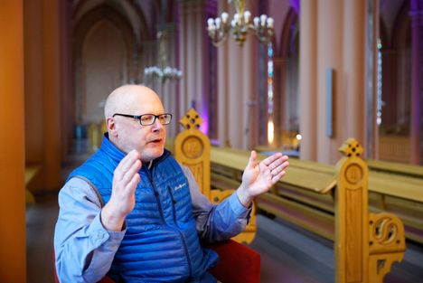 James D. Hicks saapui Yhdysvalloista levyttämään Keski-Porin kirkkoon ...