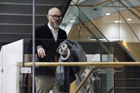 Tuomas Enbuske saapui oikeuteen – syytetään pahoinpitelystä - Ilta-Sanomat