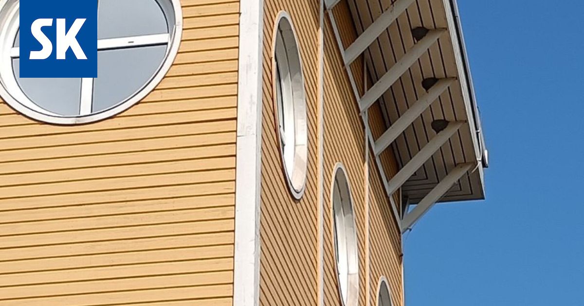 Vanha äiti näkee paljon vaivaa ja tarjoaa usein ruokaa lapsilleen ...