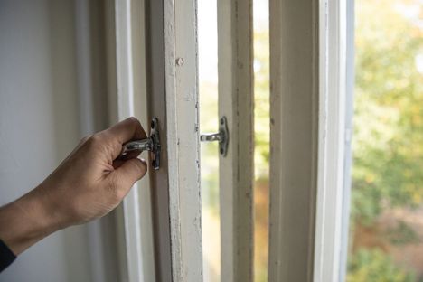 Miten viilentää koti helteillä – sälekaihtimet kupera puoli ulospäin ja ...