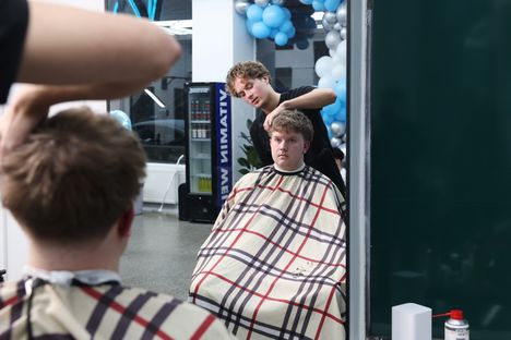 Nuoret miehet hullaantuivat hiustenlaitosta – HS vieraili parturissa ...