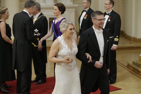 Jukka Jalonen ja Sari-puoliso juhlivat Linnassa kiekkotähtien kanssa ...
